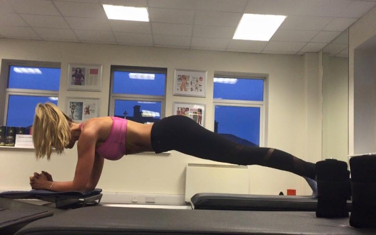 The Pilates Plank to Pike Combo: How To Do This Brilliant Core Exercise ...